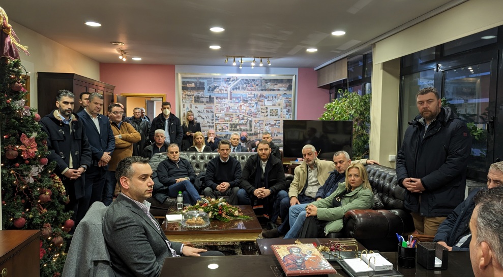 Από τις 7 το πρωί Θ. Μαμάκος, αντιδήμαρχοι και συνεργάτες στο Δημαρχείο ...