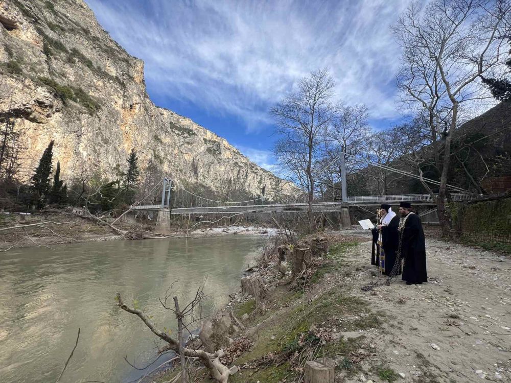 Συγκινητικές στιγμές: Ο Ιερώνυμος έριξε τον Σταυρό στα νερά του Πηνειού ...