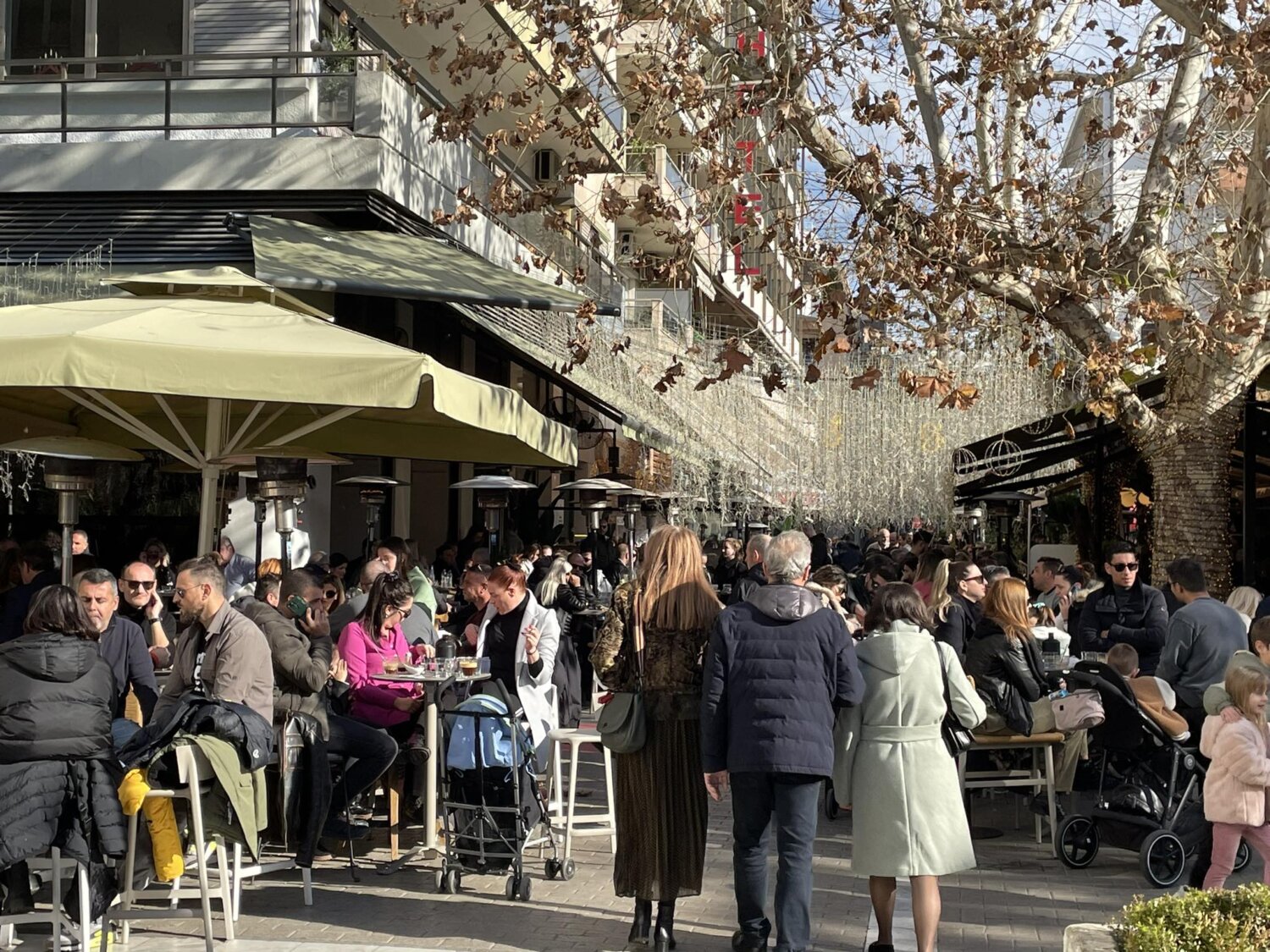 Λάρισα: "Γιορτή" σε καφετέριες και τσιπουράδικα ανήμερα τα Θεοφάνια ...