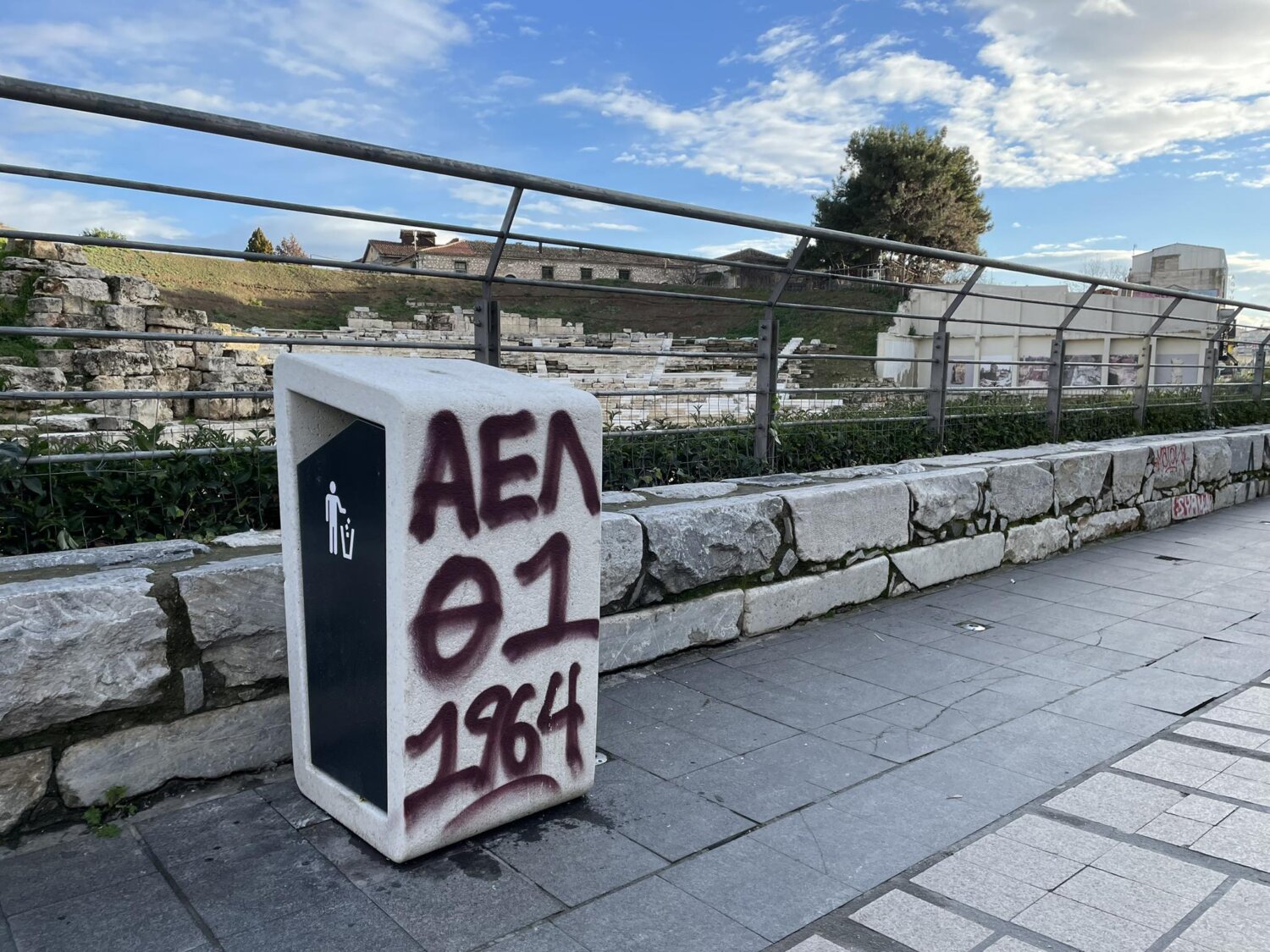Λάρισα: Βανδάλισαν τα νέα καλάθια απορριμμάτων στον πεζόδρομο της ...