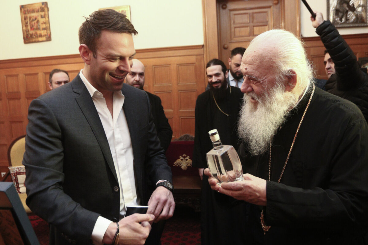 Ιερώνυμος - Κασσελάκης: Ένα βιβλίο, τσίπουρο και μέλι του δώρισε ο ...