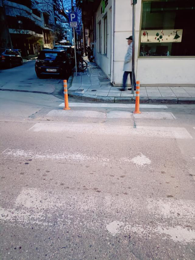 Περισσότερα εμπόδια για τους πεζούς στο κέντρο της Λάρισας - Πλαστικά ...