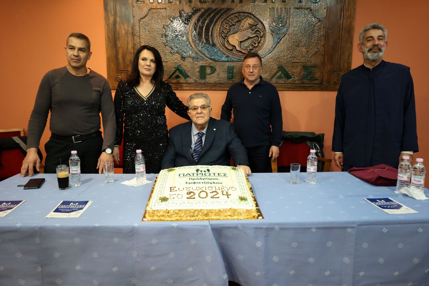 Οι «Πατριώτες» έκοψαν την πίτα τους (φωτ.& βίντεο) - larissanet.gr