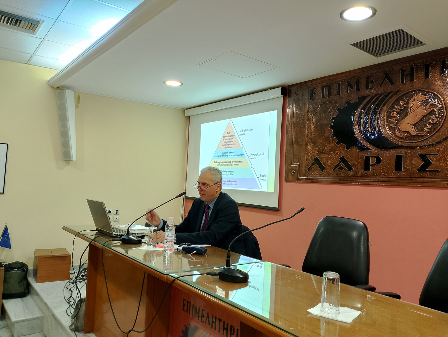 Λάρισα: Πλήθος κόσμου στην ομιλία του καθηγητή Κ. Βαθιώτη για την ...