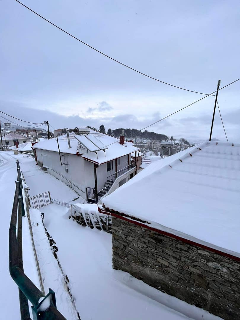 Λάρισα: Εικόνες από το χιονισμένο Λιβάδι Ολύμπου (φωτ & βίντεο ...