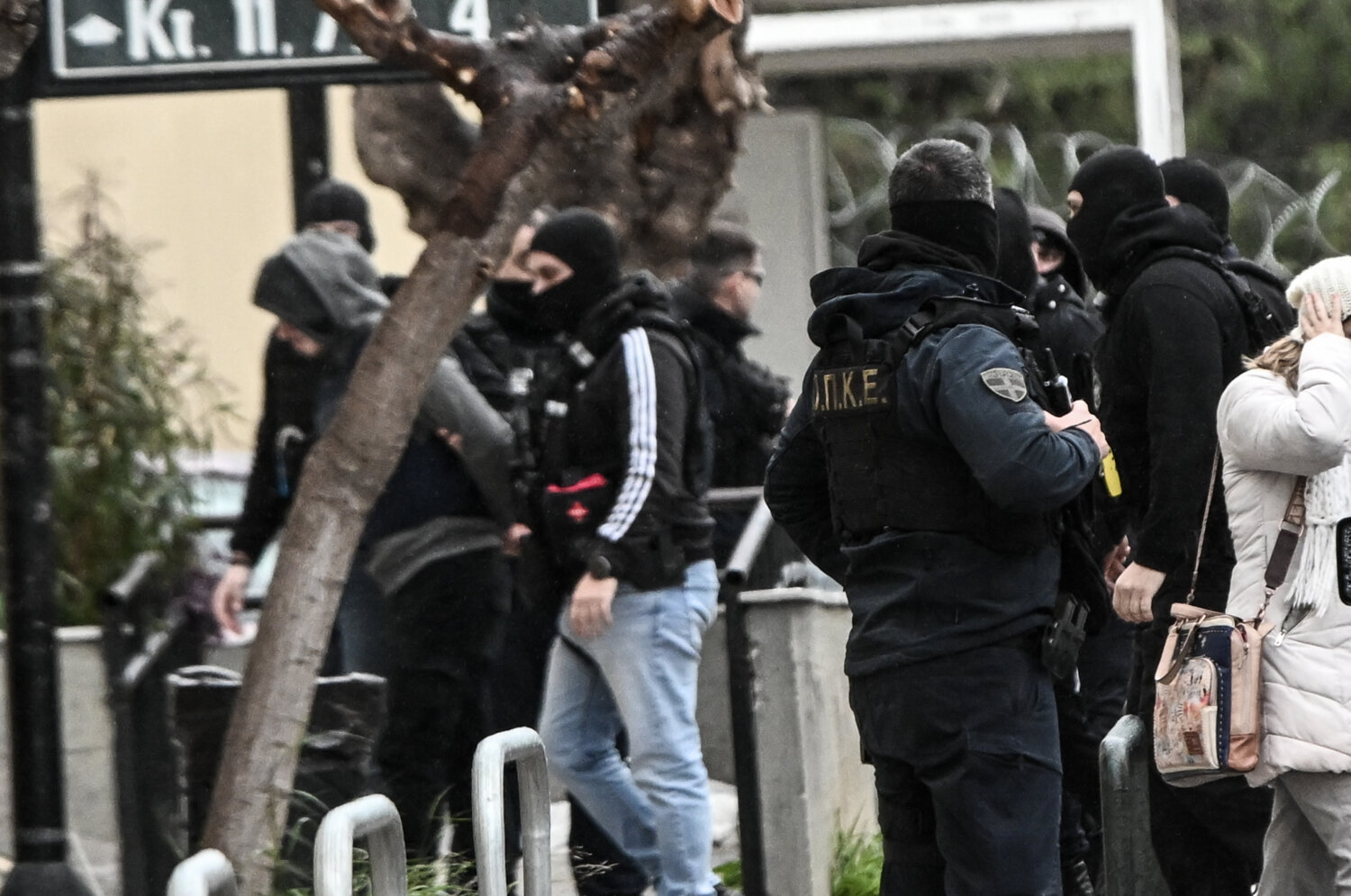 Προφυλακιστέοι ο 39χρονος και ο 21χρονος για τρεις δολοφονίες της Greek ...
