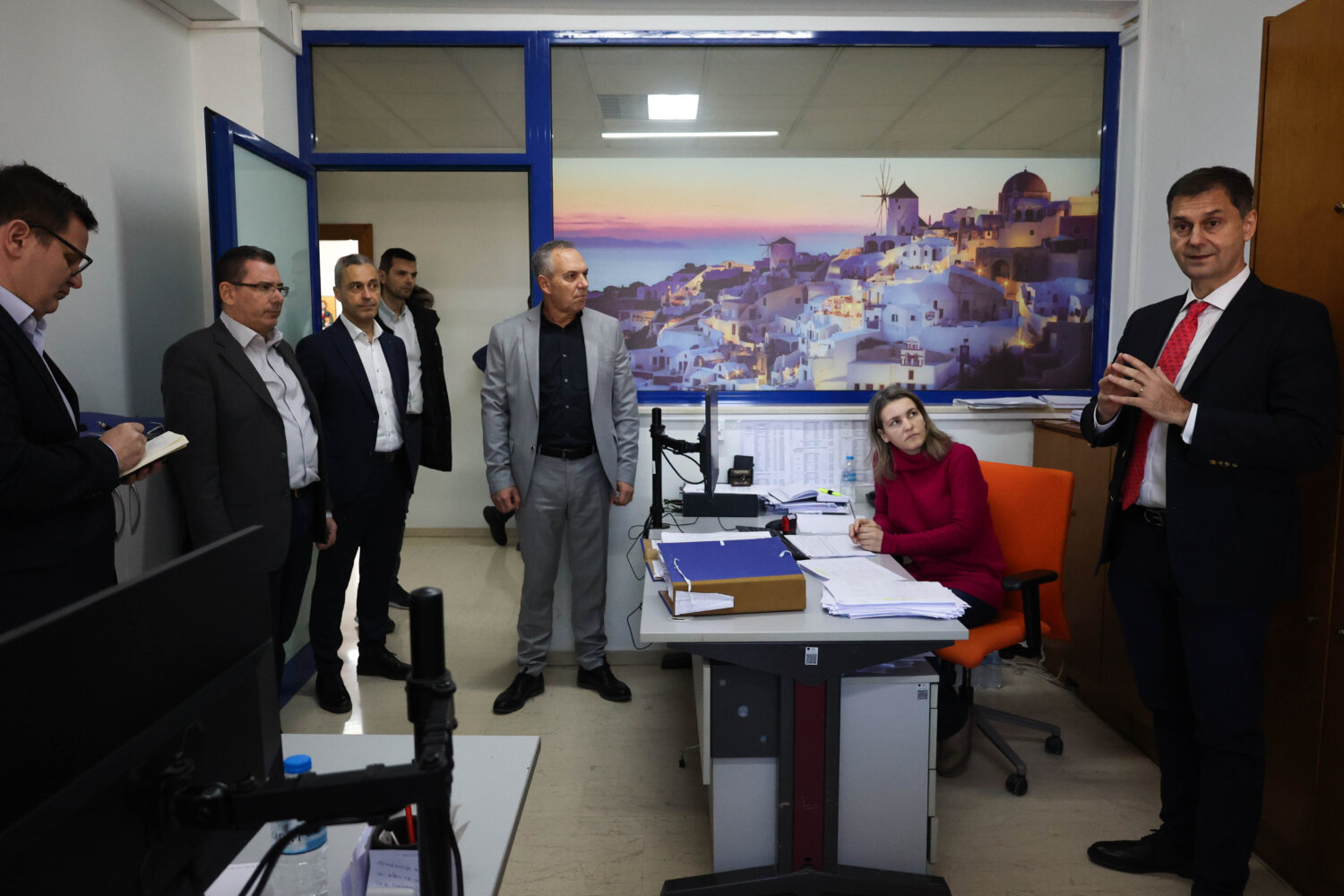 Στη ΔΟΥ Λάρισας ο υφυπουργός Χάρης Θεοχάρης (φωτ.) - larissanet.gr