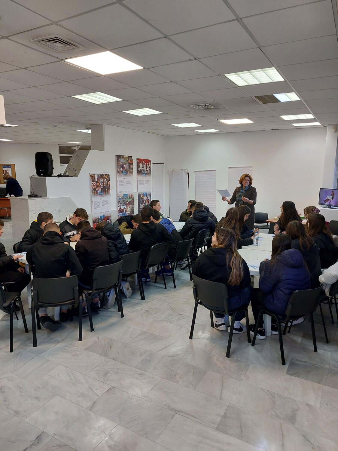 Επίσκεψη 9ου Γυμνασίου στη Δημοτική Πινακοθήκη Λάρισας - larissanet.gr