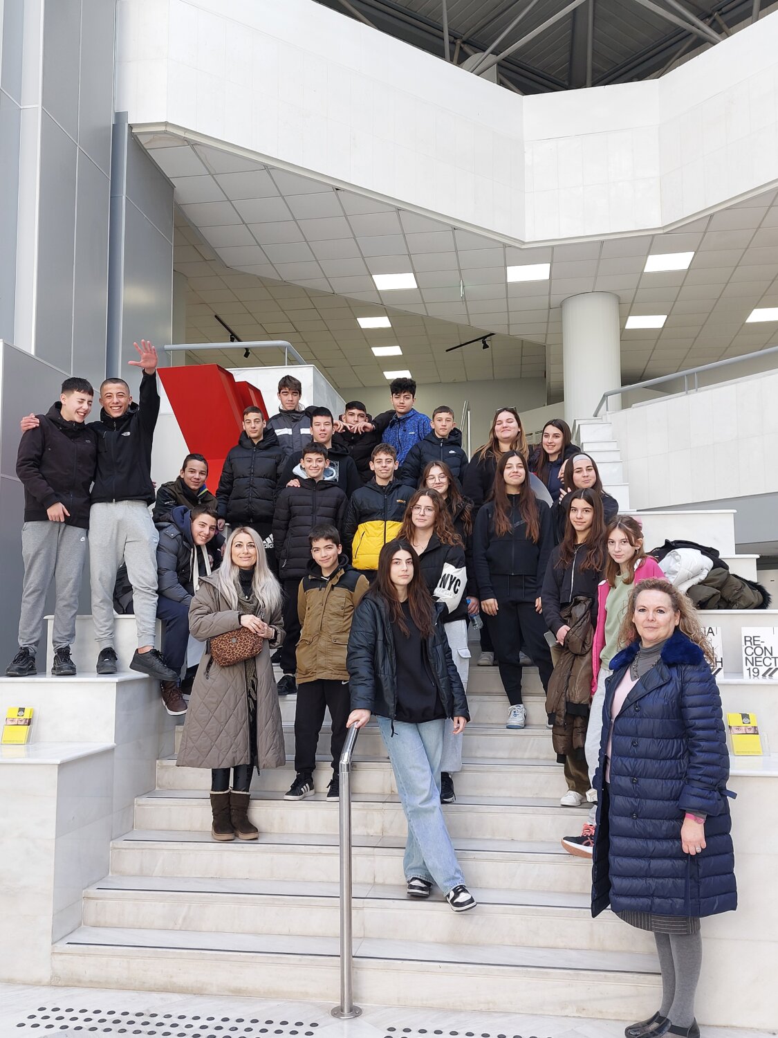 Επίσκεψη 9ου Γυμνασίου στη Δημοτική Πινακοθήκη Λάρισας - larissanet.gr