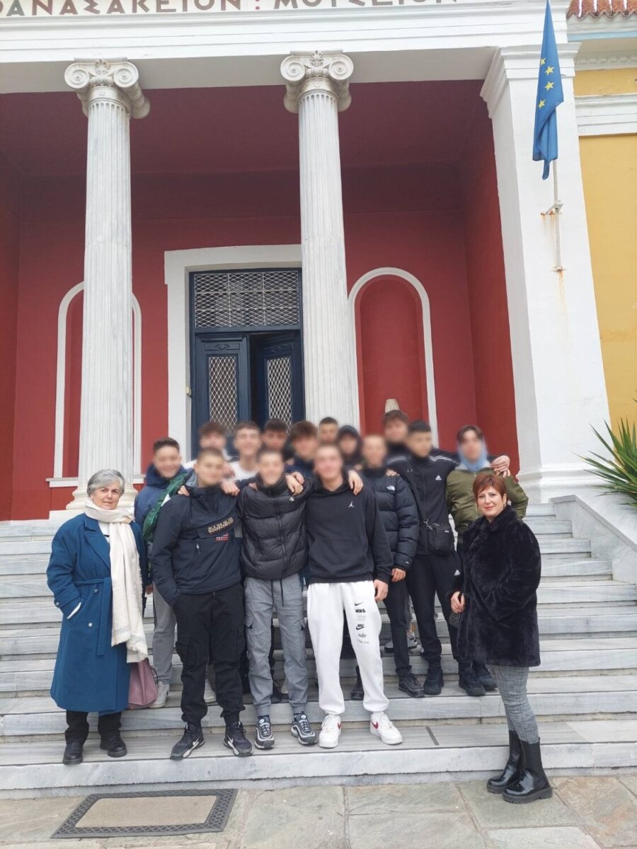 Διδακτική επίσκεψη του Γυμνασίου Αμπελώνα στο Αθανασάκειο Αρχαιολογικό ...