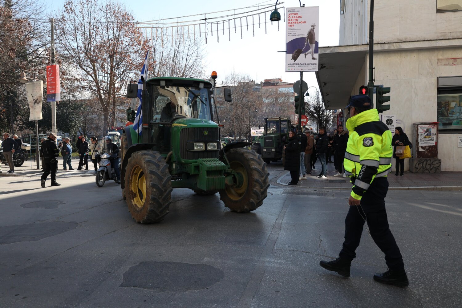 Αναχώρησαν τα τρακτέρ από την Κεντρική Πλατεία Λάρισας - Κατευθύνονται ...