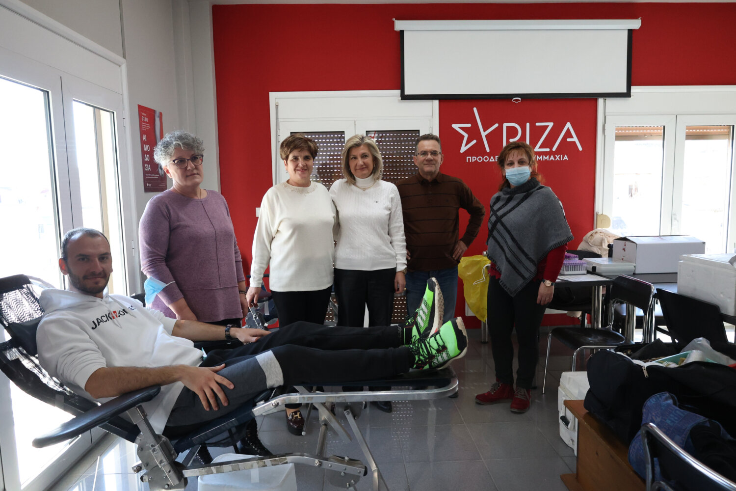 Εθελοντική αιμοδοσία σήμερα από τη Νεολαία ΣΥΡΙΖΑ Λάρισας (φωτ ...