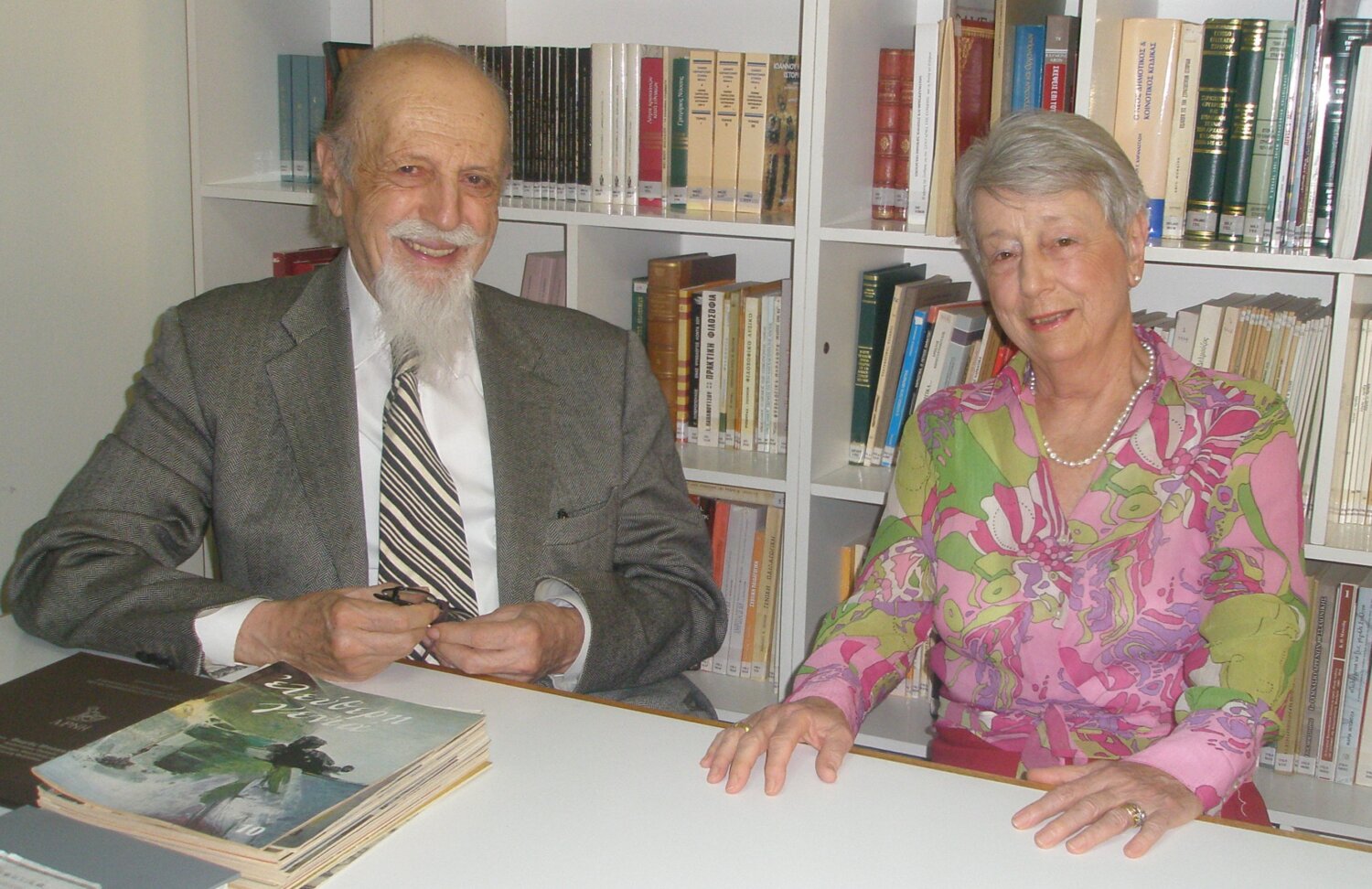 Επίτιμο Μέλος του Φ.Ι.ΛΟ.Σ. ο διακεκριμένος Καλαμπακιώτης ομότ ...