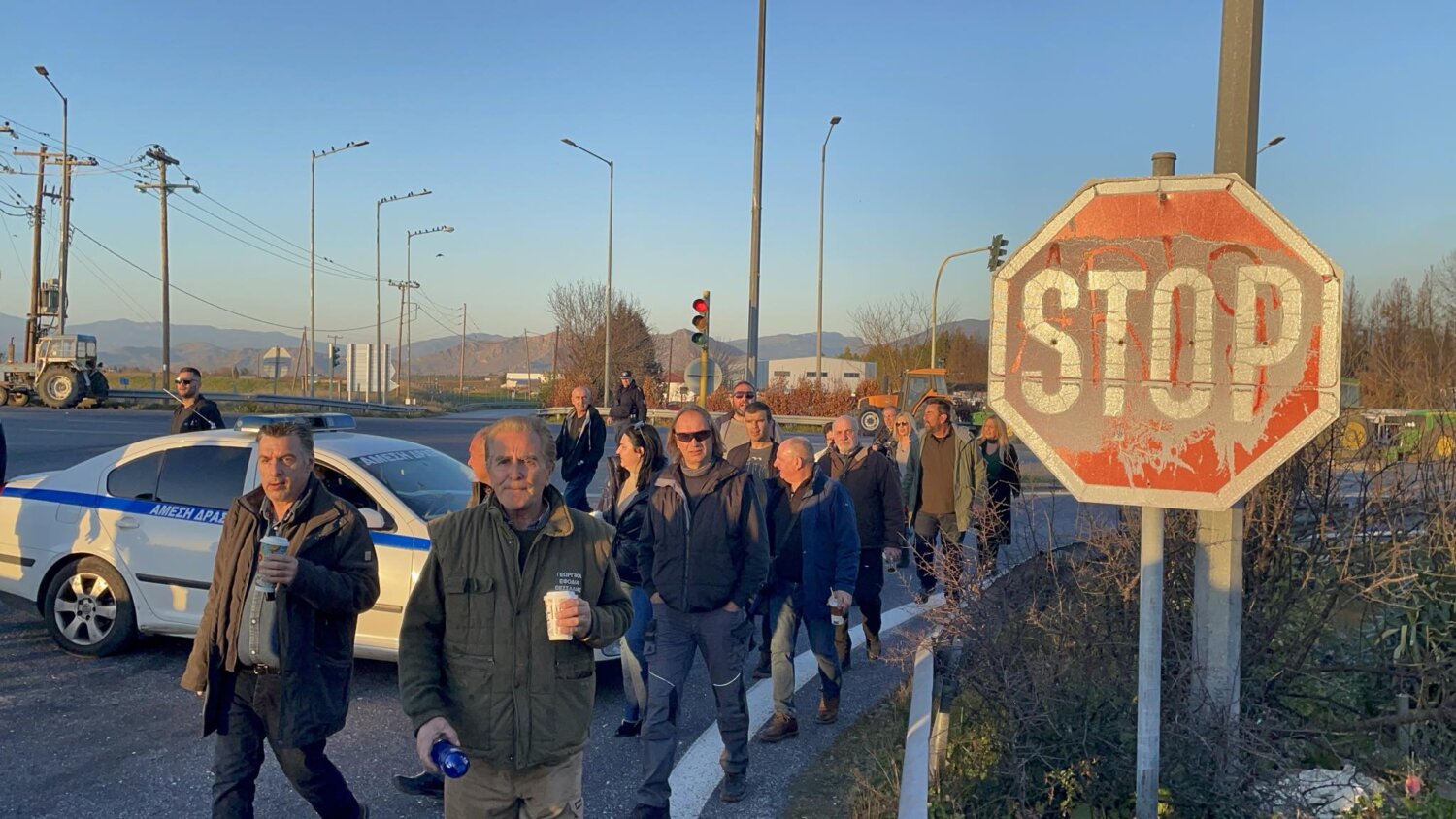 Λάρισα: Αποκλεισμός του ΠΑΘΕ από τους αγρότες (φωτ. & βίντεο ...