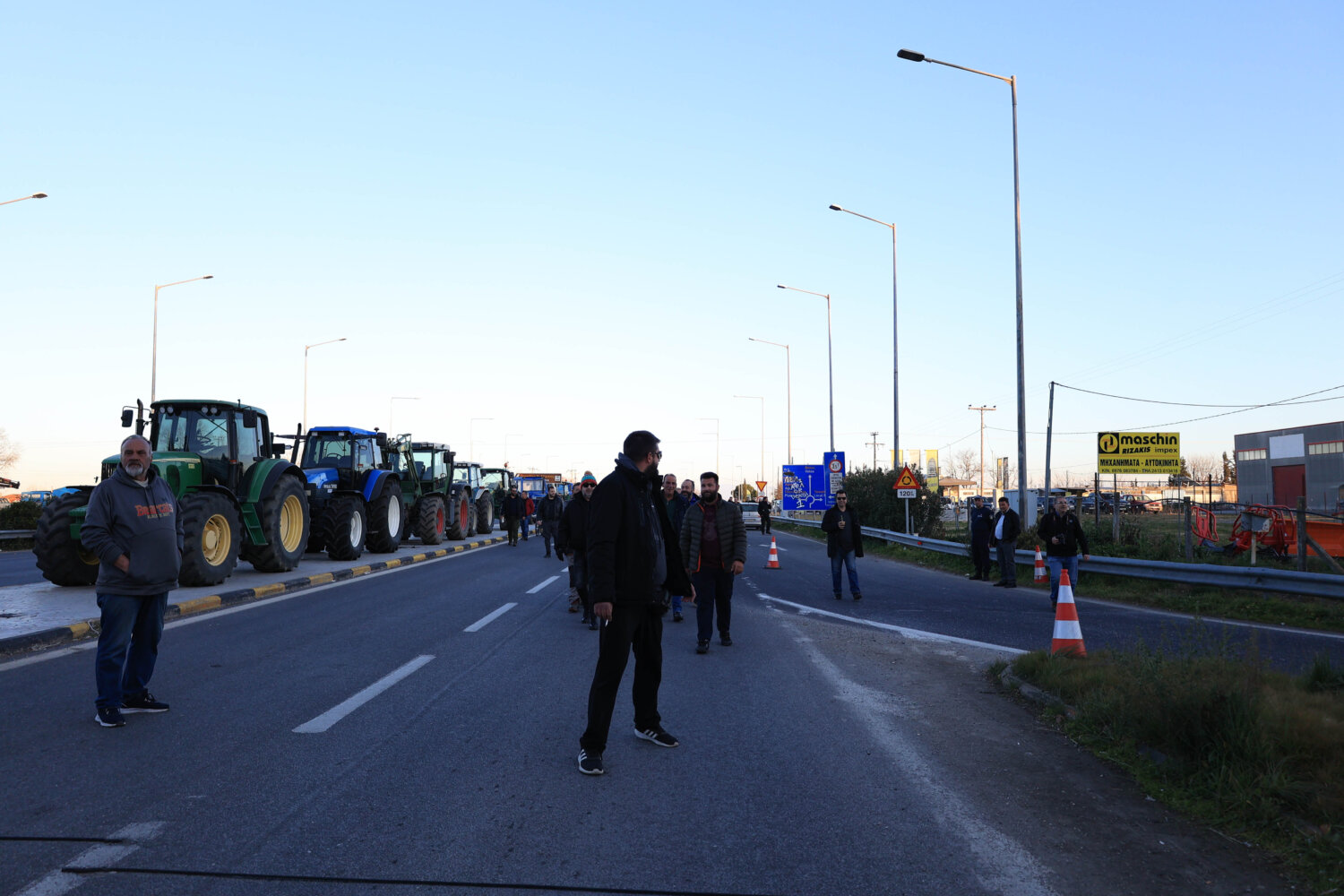 Αγροτικά μπλόκα: Αναμονή έως τη συνάντηση με τον πρωθυπουργό - Σήμερα ...