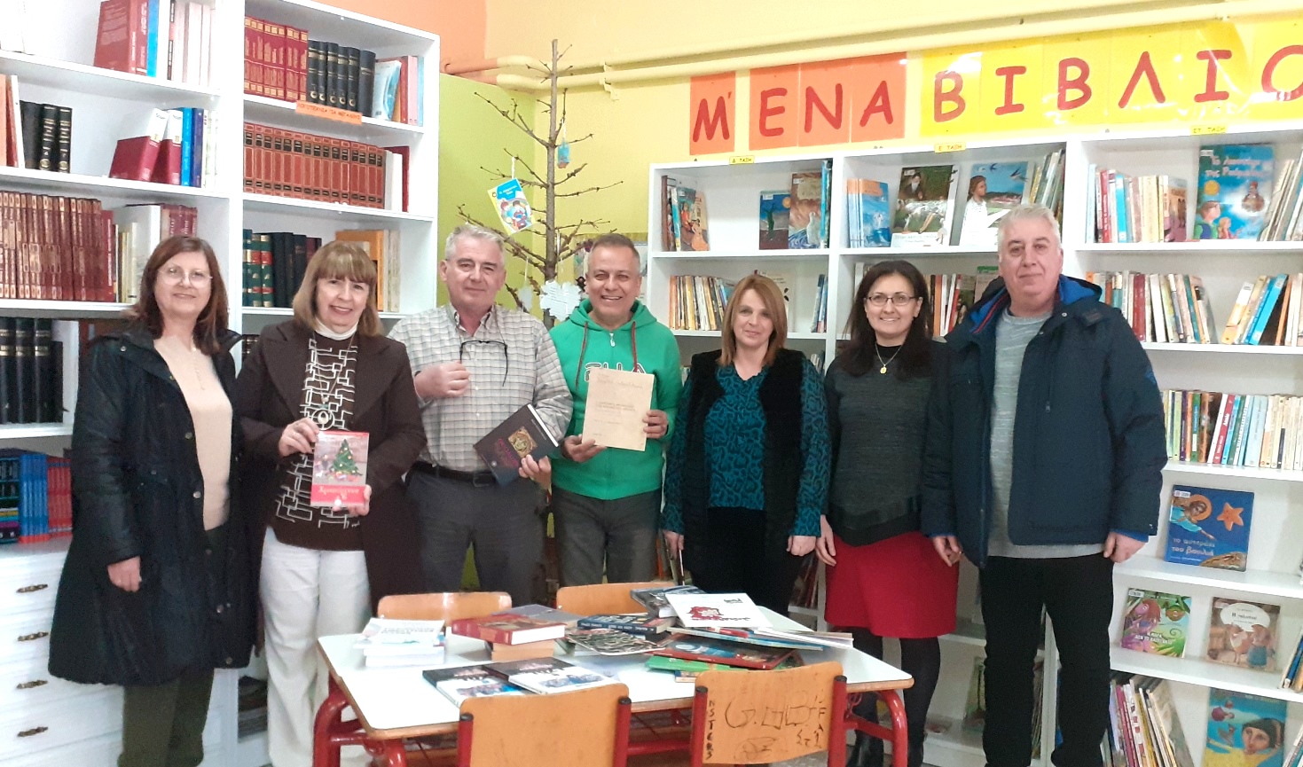 Το ΠΟΚΕΛ πρόσφερε βιβλία στο 12ο Δημοτικό Σχολείο Λάρισας - larissanet.gr