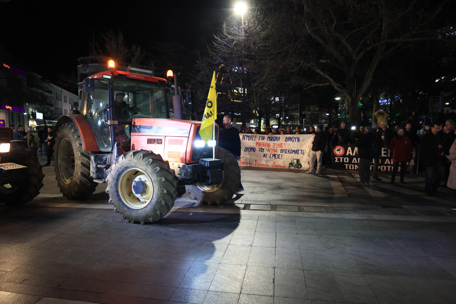 Λάρισα: Στην Κεντρική Πλατεία τα τρακτέρ (φωτ. & βίντεο) - larissanet.gr