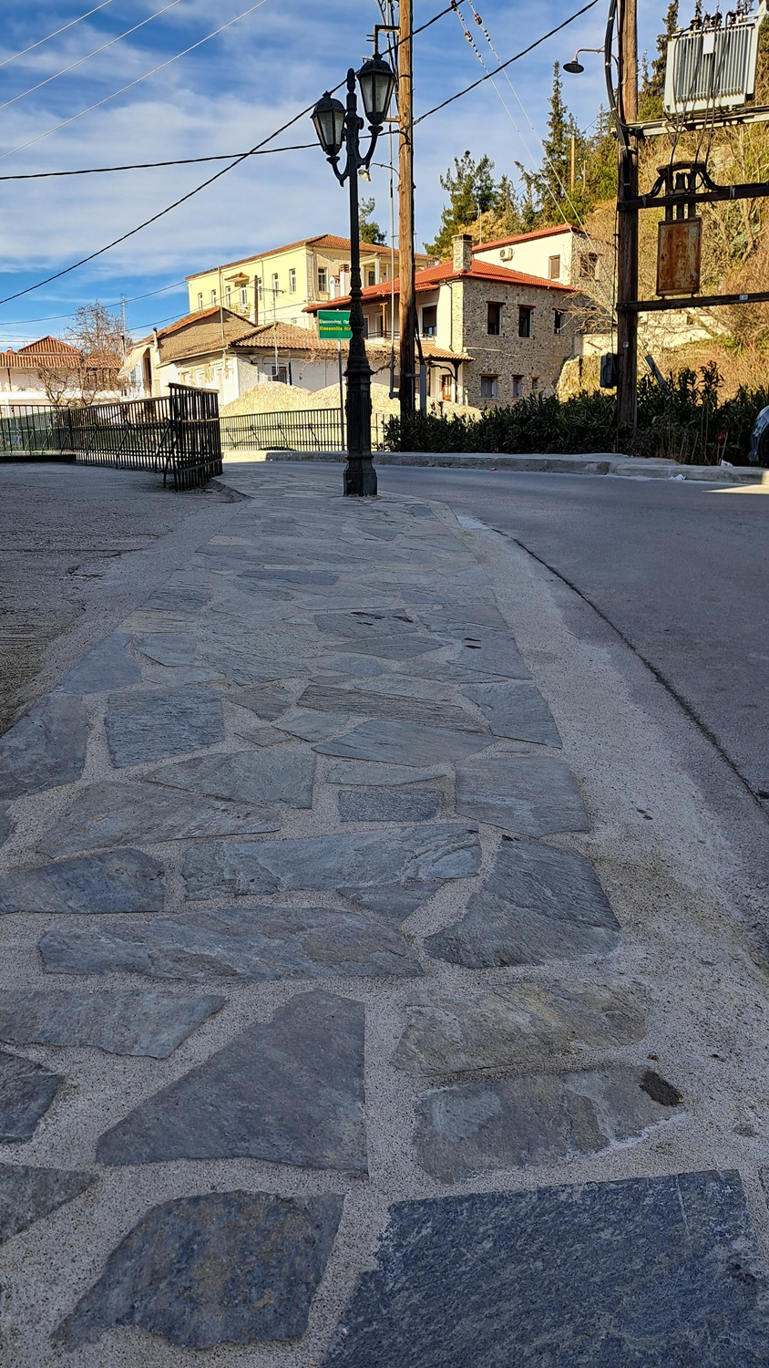 Ελασσόνα: Αναβαθμίστηκαν τα πεζοδρόμια στην οδό Μαυροδήμου, στο τοξωτό ...