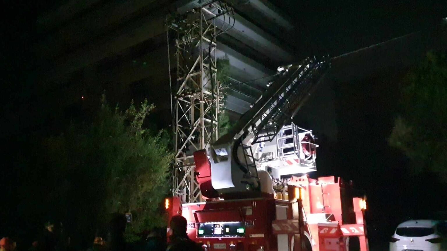 Τραγωδία στο Παλαιό Φάληρο: Άνδρας εντοπίστηκε νεκρός πάνω σε στύλο ...