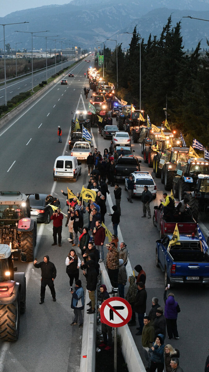 Με κόρνες, σημαίες και χειροκροτήματα έγινε δεκτή η πομπή των δεκάδων ...