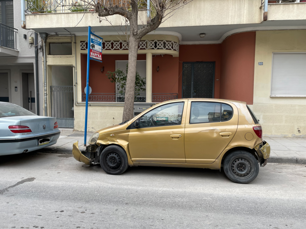 Λάρισα: Αυτοκίνητο προσέκρουσε σταθμευμένο όχημα στην οδό Υψηλάντου ...