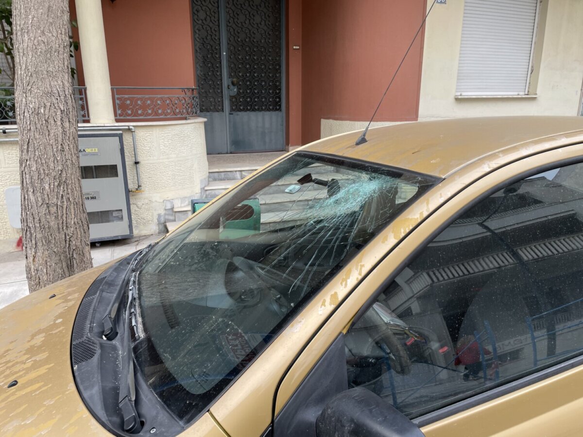 Λάρισα: Αυτοκίνητο προσέκρουσε σταθμευμένο όχημα στην οδό Υψηλάντου ...