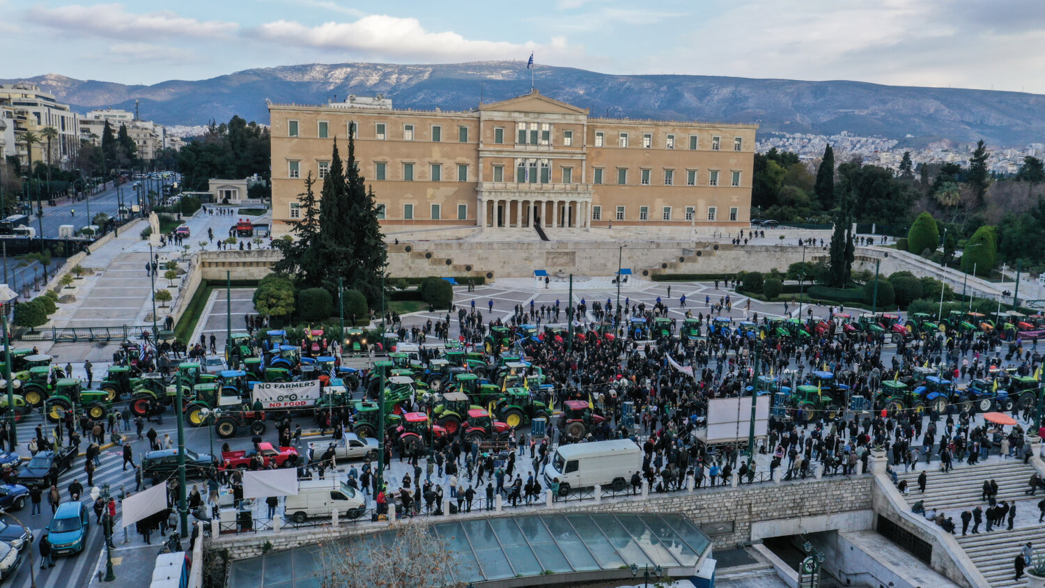 «Αγώνας για να μείνουμε στη γη μας» – Τα τρακτέρ μπροστά στη Βουλή (φωτ ...