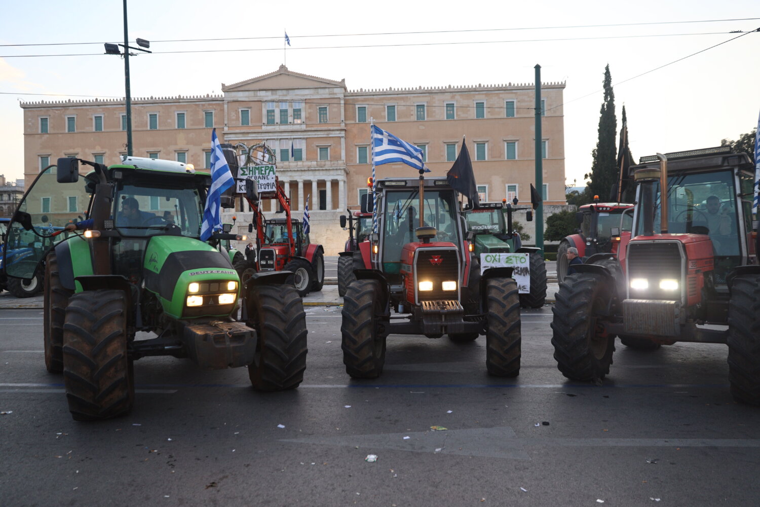 Πρωινές εικόνες από την ιστορική διαμαρτυρία των αγροτών και ...
