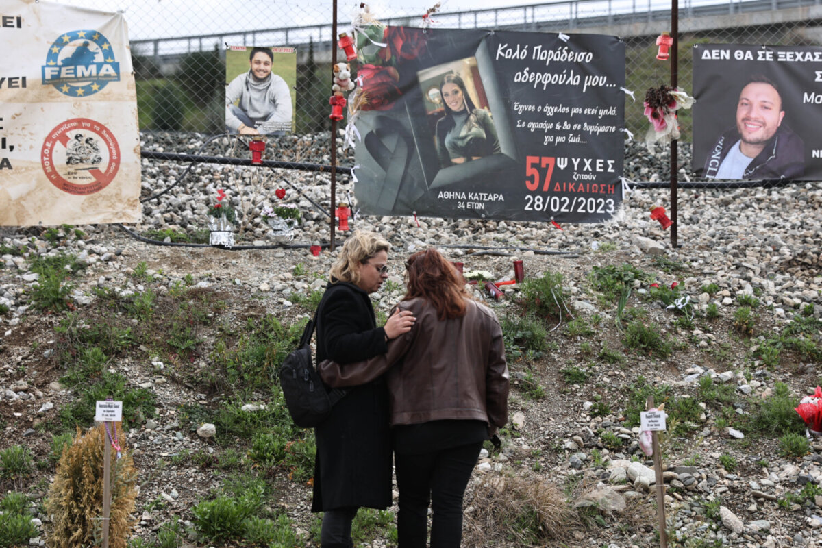 Από νωρίς στον τόπο της τραγωδίας των Τεμπών οι συγγενείς των θυμάτων ...