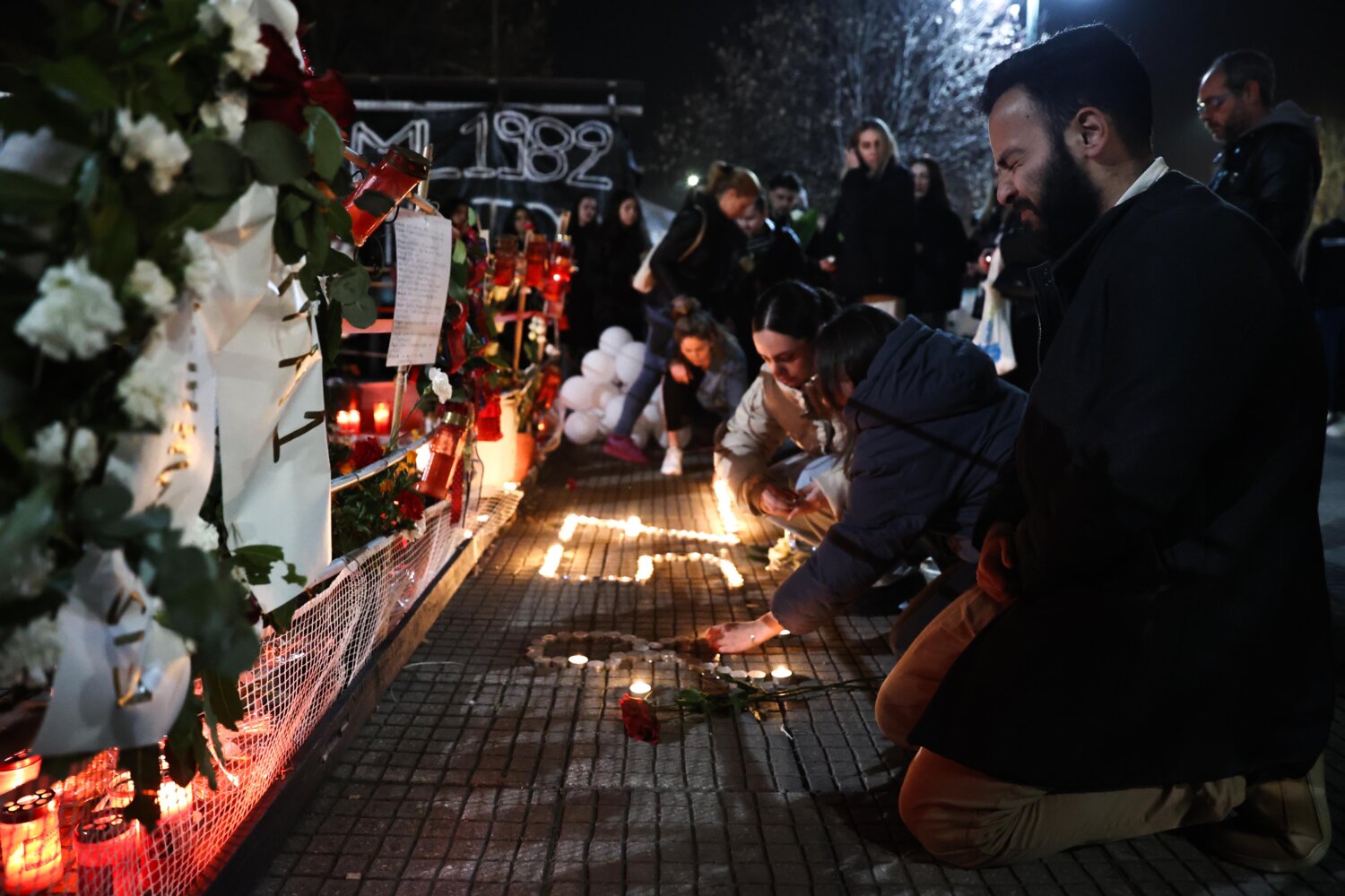 Λάρισα: Ενός λεπτού σιγή για τα θύματα των Τεμπών (φωτ.) - larissanet.gr