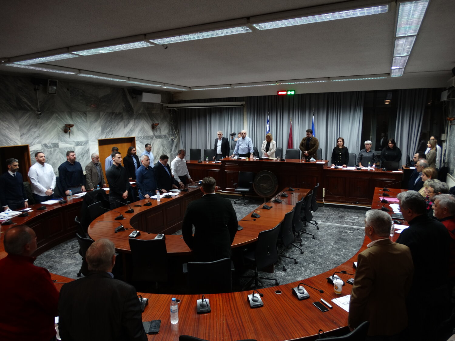 Δημοτικό Συμβούλιο Λαρισαίων: Ενός λεπτού σιγή για τα θύματα των Τεμπών ...