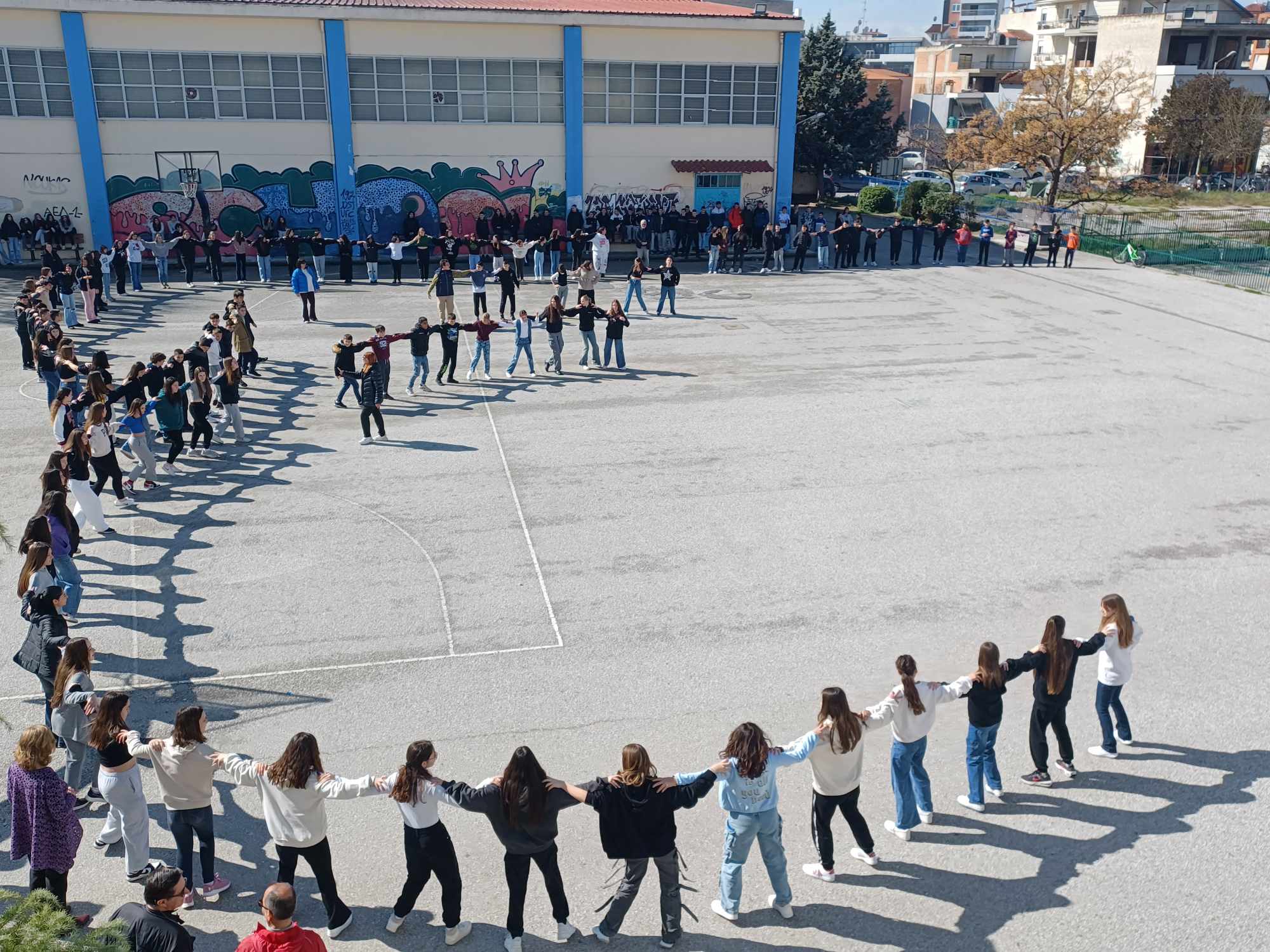 Τσικνοπέμπτη και στο 12ο Γυμνάσιο Λάρισας χόρεψαν το μεγαλύτερο ...