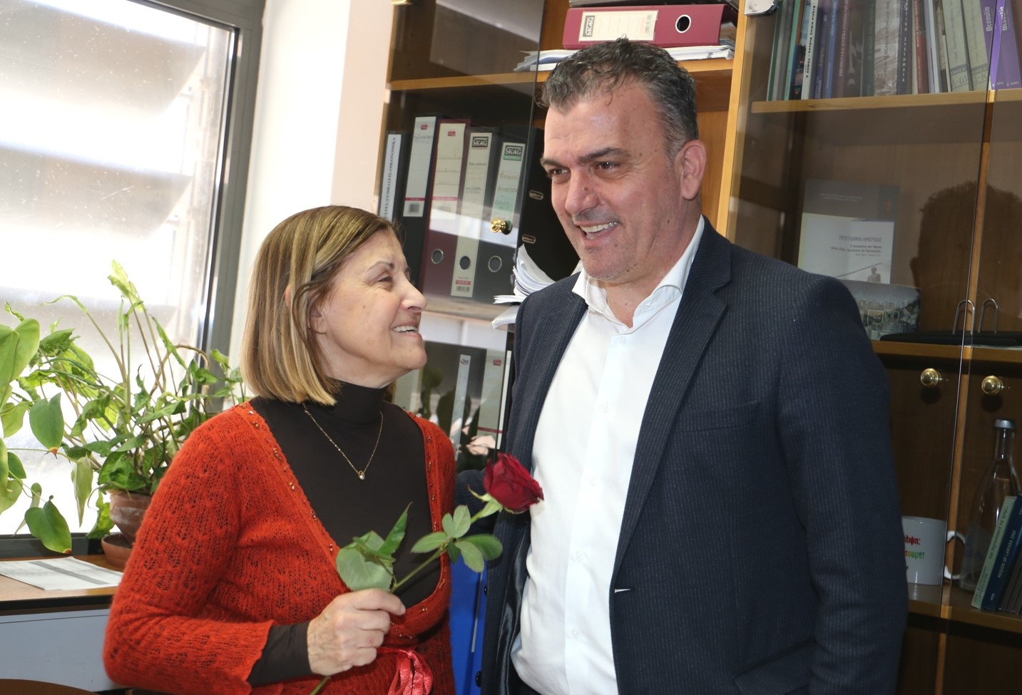 Λουλούδια στις υπαλλήλους του Δήμου Λαρισαίων μοίρασε ο Θ. Μαμάκος (φωτ ...