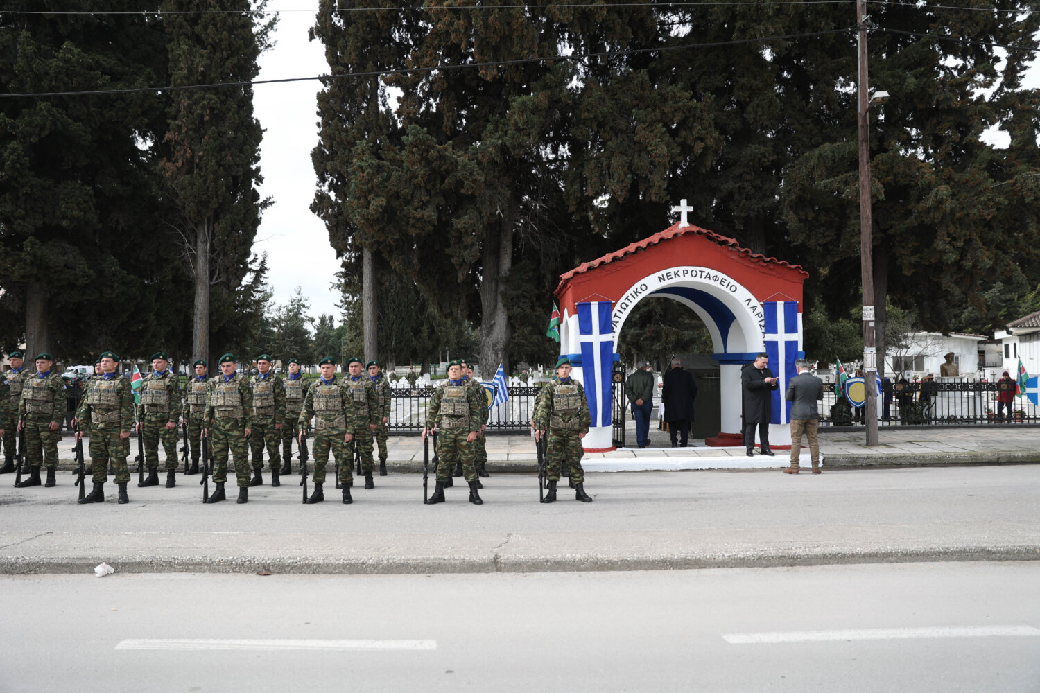 Ψυχοσάββατο στο Στρατιωτικό Κοιμητήριο Λάρισας - larissanet.gr
