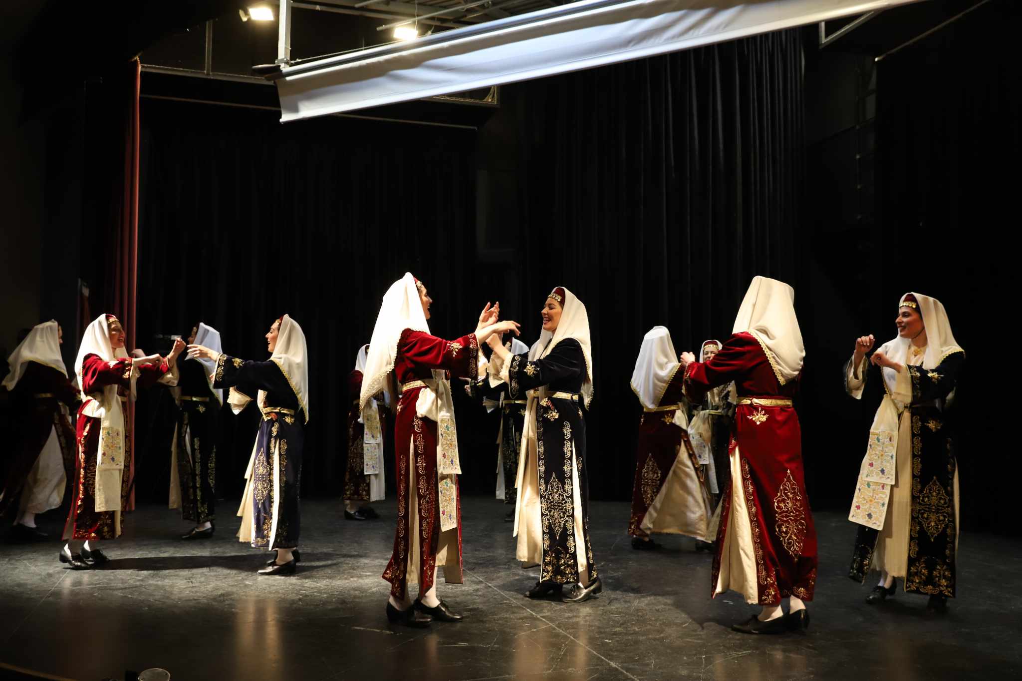 "Μάγεψε" με τους χορούς του και τίμησε δεόντως τη Γυναίκα το Λύκειο των ...
