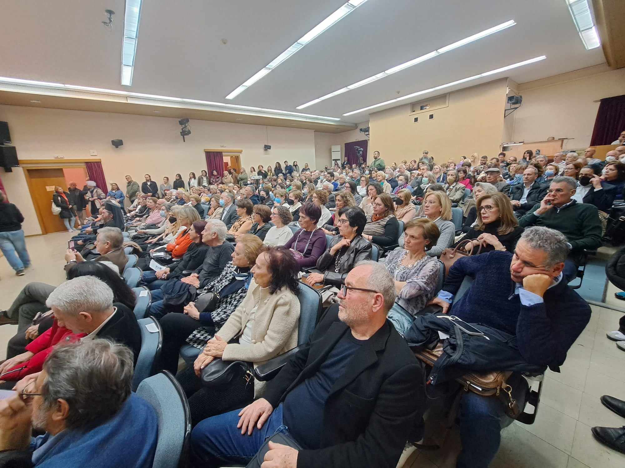 Το κοινό που αγκάλιασε την "επιστροφή του Καραγάτση στη Λάρισα" και ο ...