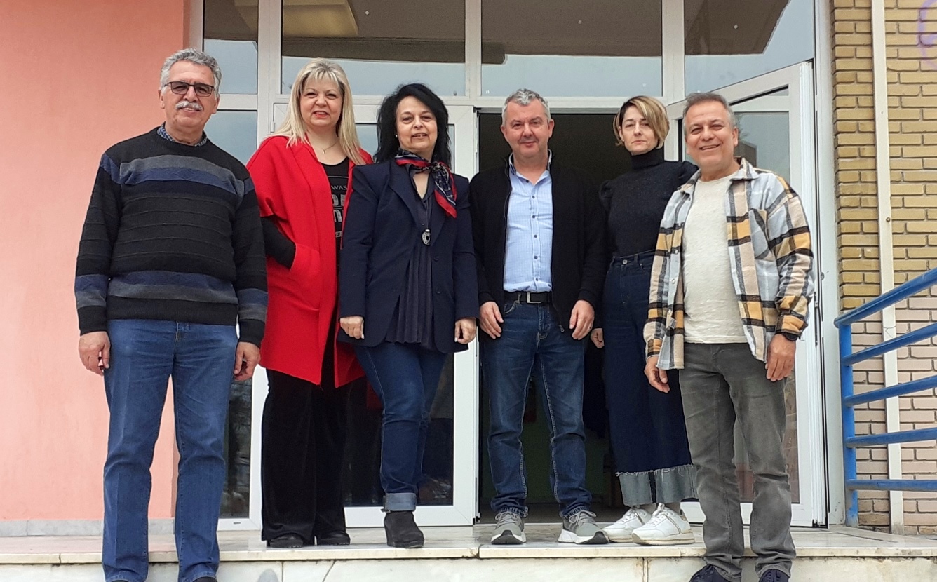 Το ΠΟΚΕΛ πρόσφερε βιβλία στο 6ο Γυμνάσιο Λάρισας - larissanet.gr