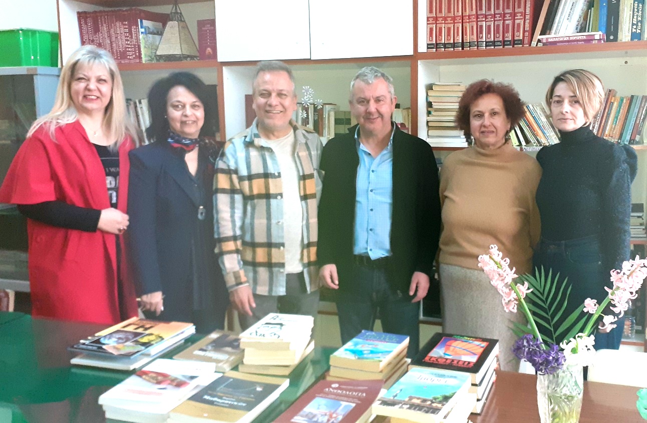 Το ΠΟΚΕΛ πρόσφερε βιβλία στο 6ο Γυμνάσιο Λάρισας - larissanet.gr