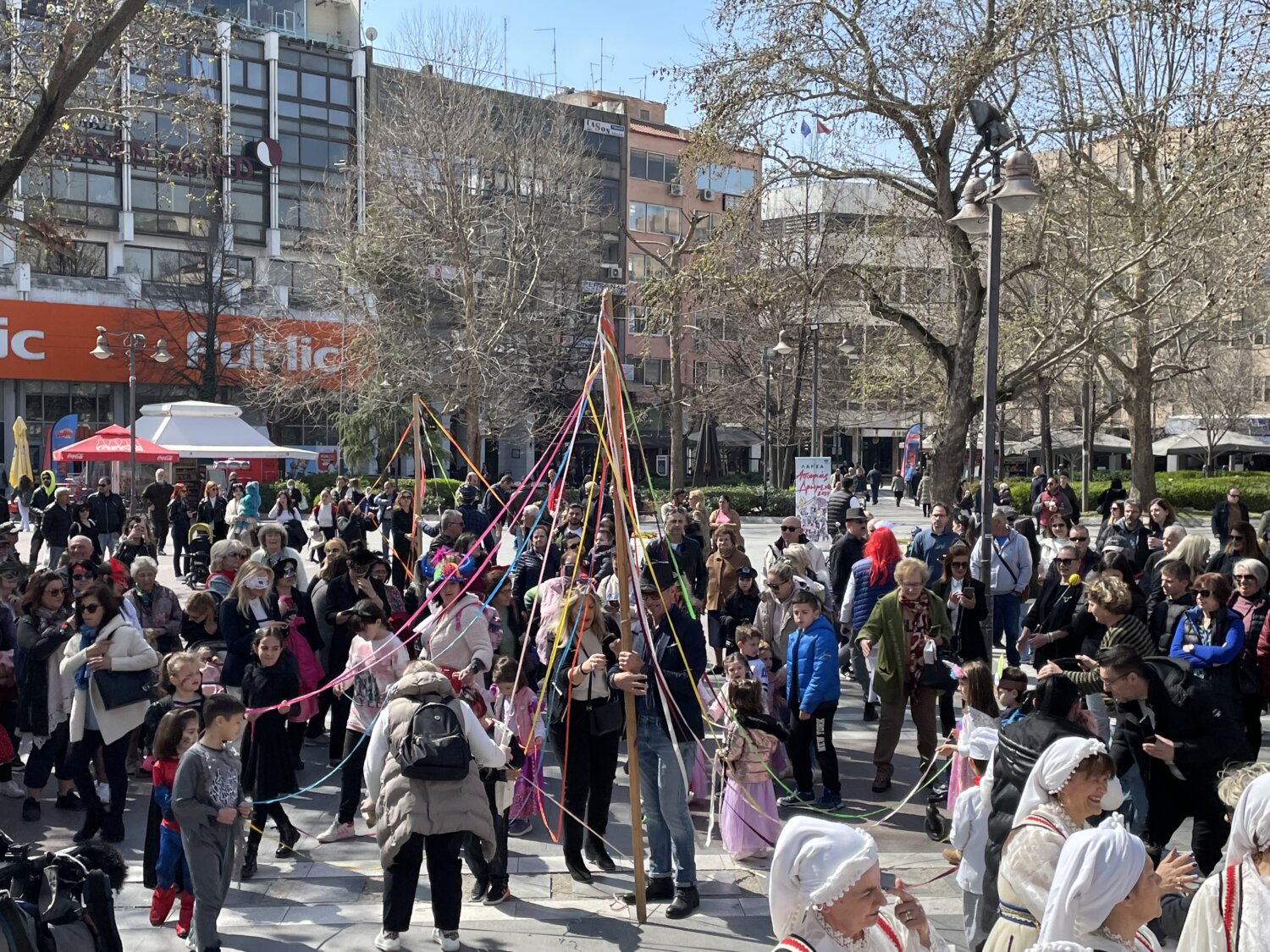 Γλέντι με "γαϊτανάκι" στην Κεντρική Πλατεία Λάρισας - Στον χορό και ο ...