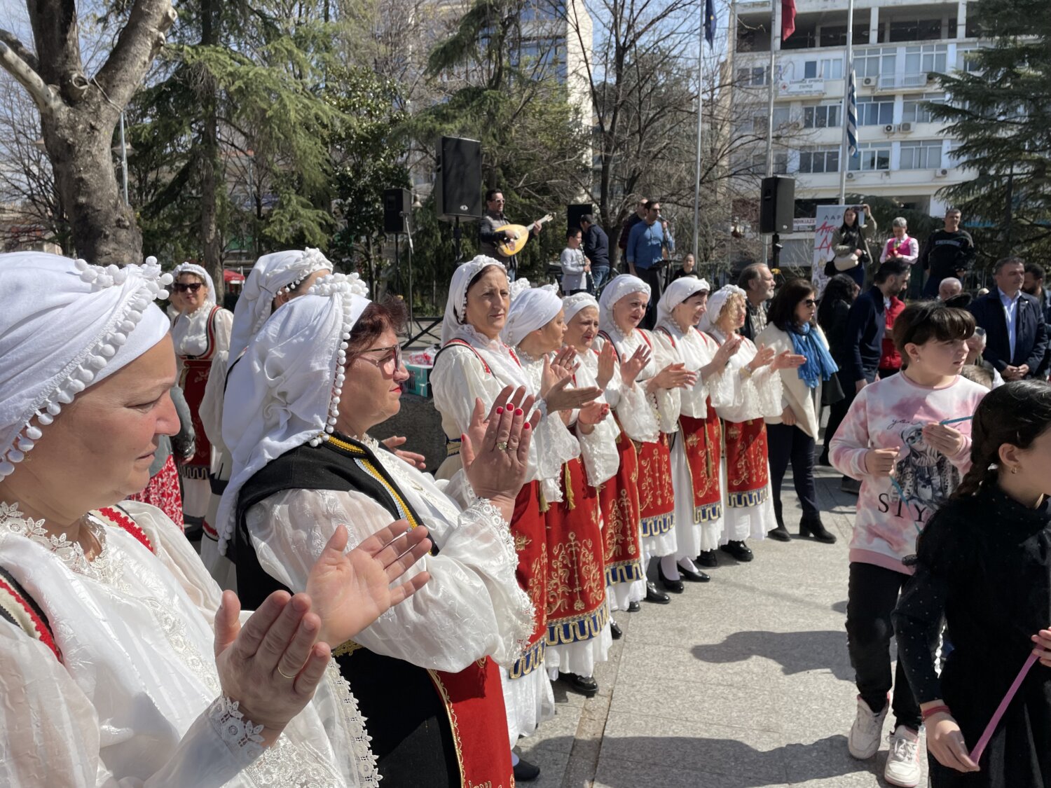 Γλέντι με "γαϊτανάκι" στην Κεντρική Πλατεία Λάρισας - Στον χορό και ο ...