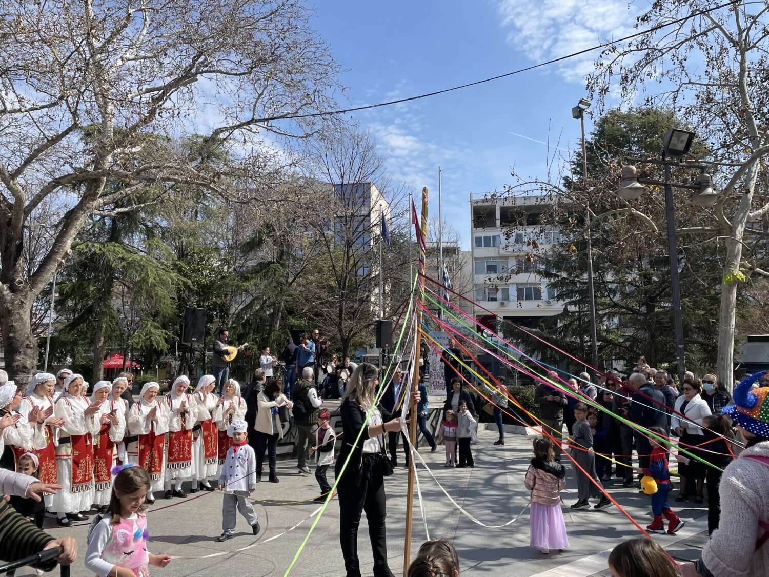 Γλέντι με "γαϊτανάκι" στην Κεντρική Πλατεία Λάρισας - Στον χορό και ο ...
