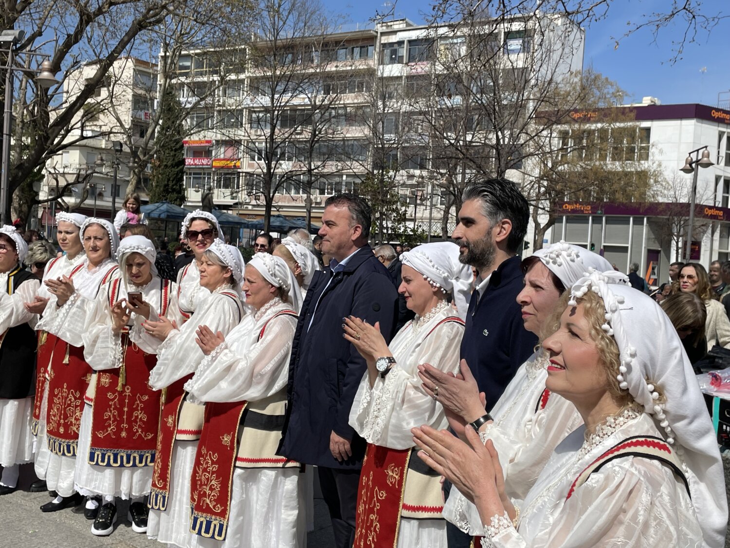 Γλέντι με "γαϊτανάκι" στην Κεντρική Πλατεία Λάρισας - Στον χορό και ο ...