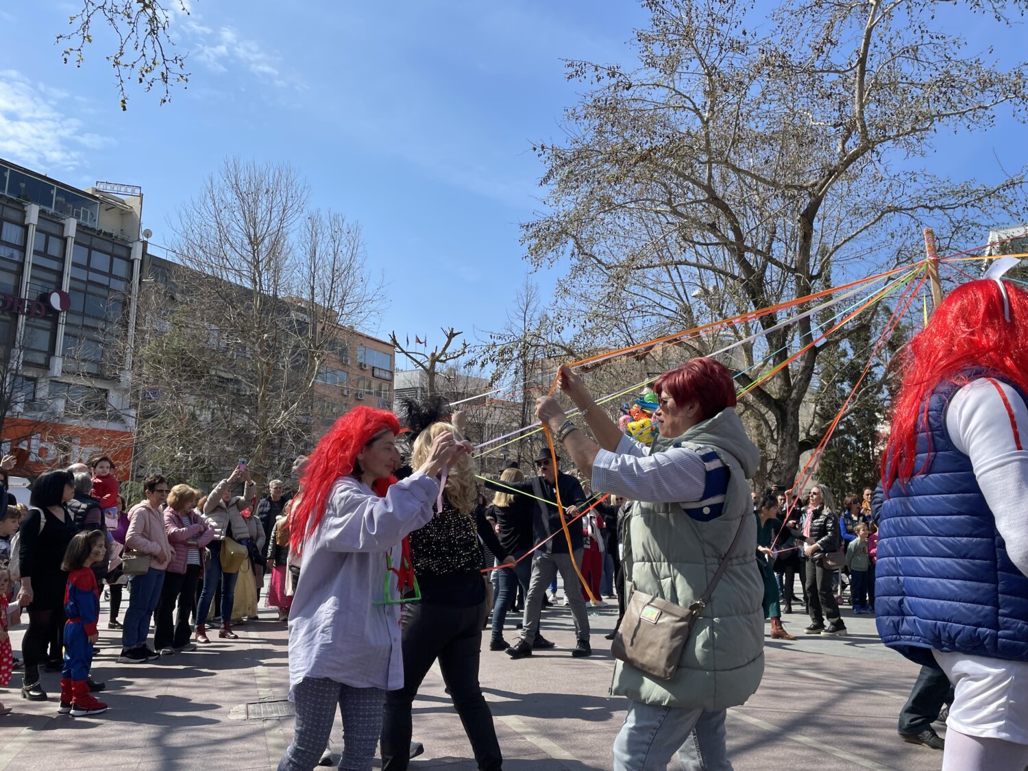 Γλέντι με "γαϊτανάκι" στην Κεντρική Πλατεία Λάρισας - Στον χορό και ο ...