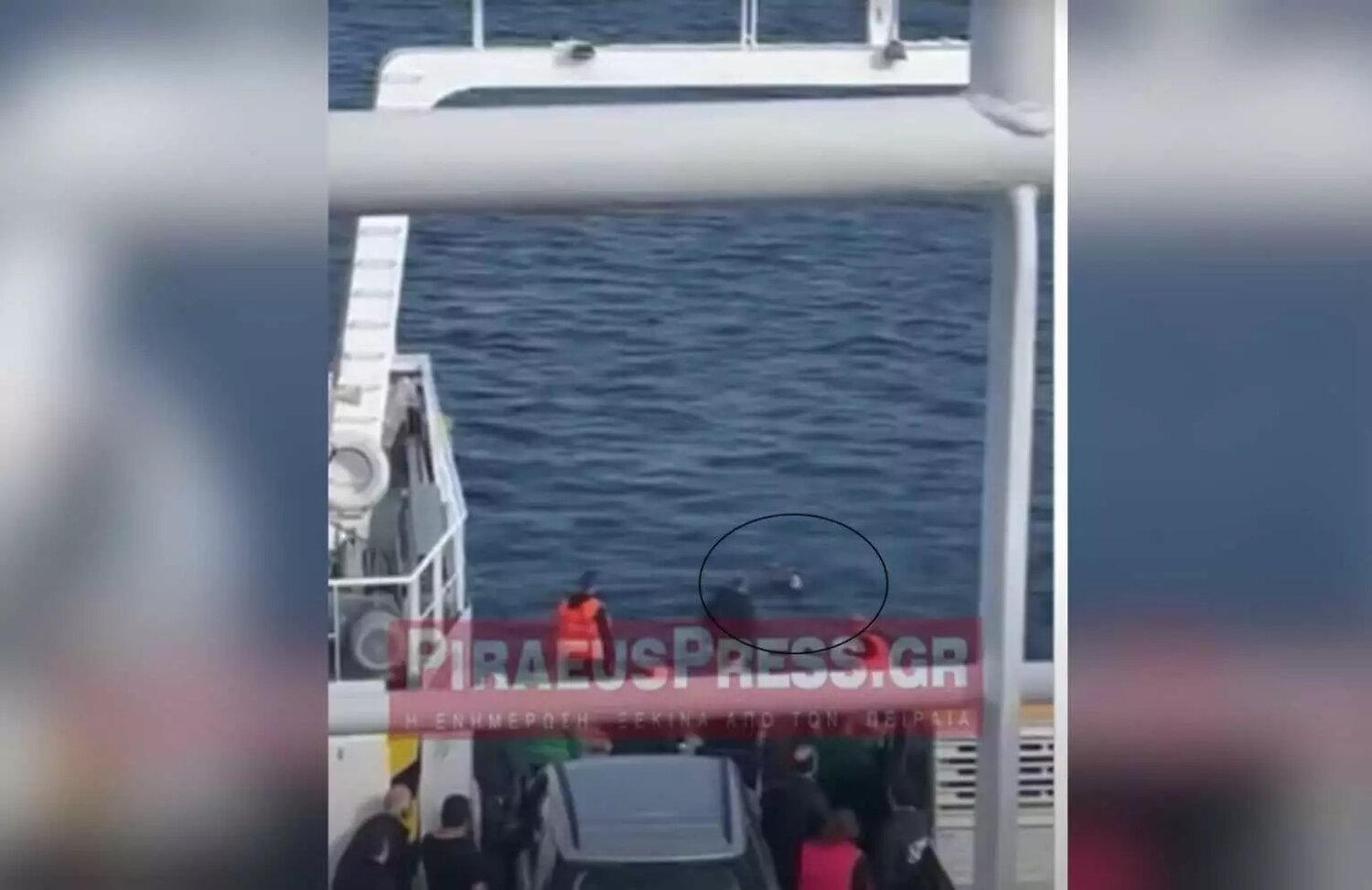 Άνθρωπος στη θάλασσα στο στενό ανάμεσα σε Πέραμα και Σαλαμίνα ...