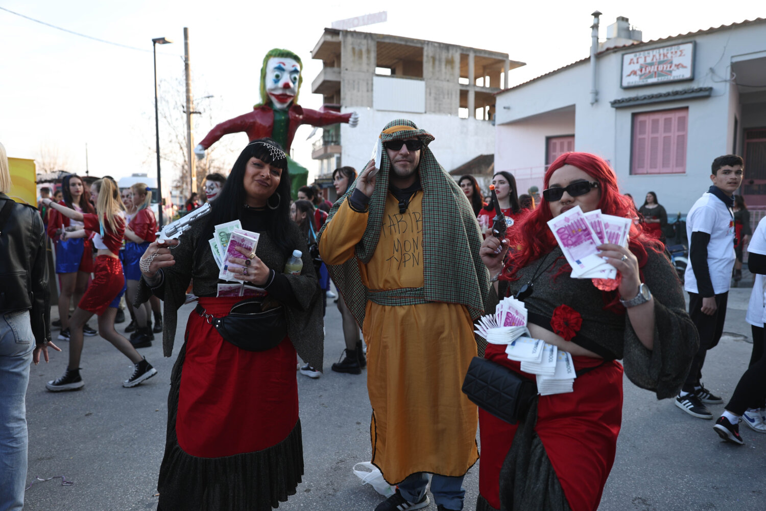 Συγκεντρώνονται οι καρναβαλιστές στον Τύρναβο - Όλα έτοιμα για τη ...