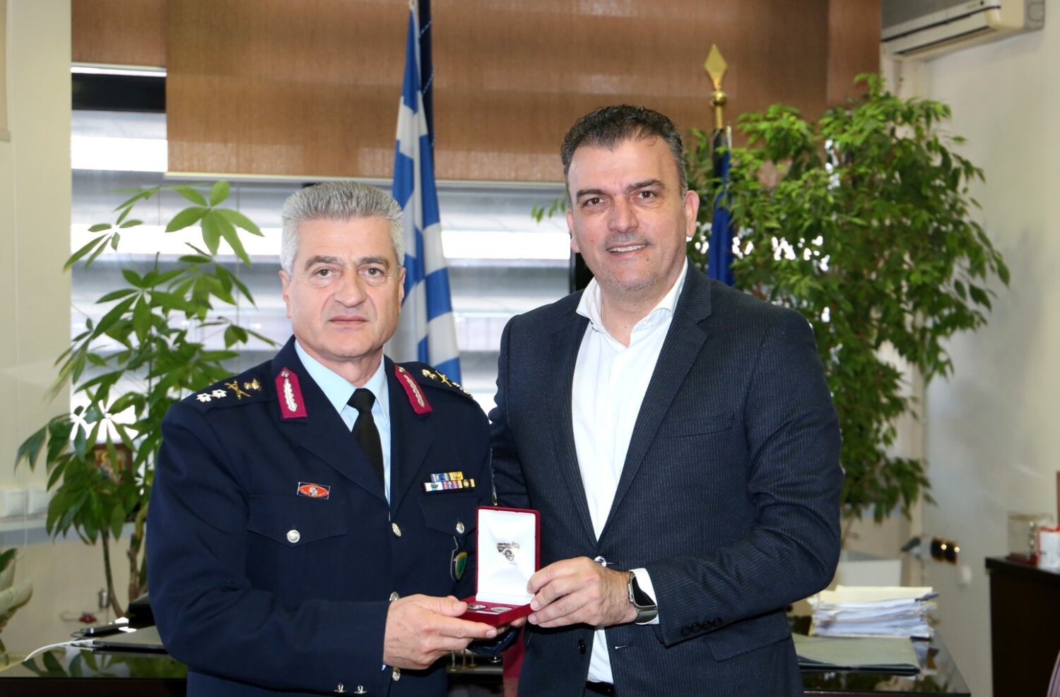 Με τον Γενικό Περιφερειακό Αστυνομικό Διευθυντή Θεσσαλίας και τον ...