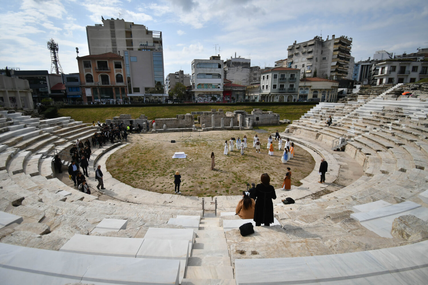 Το Αρχαίο Θέατρο Λάρισας στους πρόποδες του λόφου του Φρουρίου ...