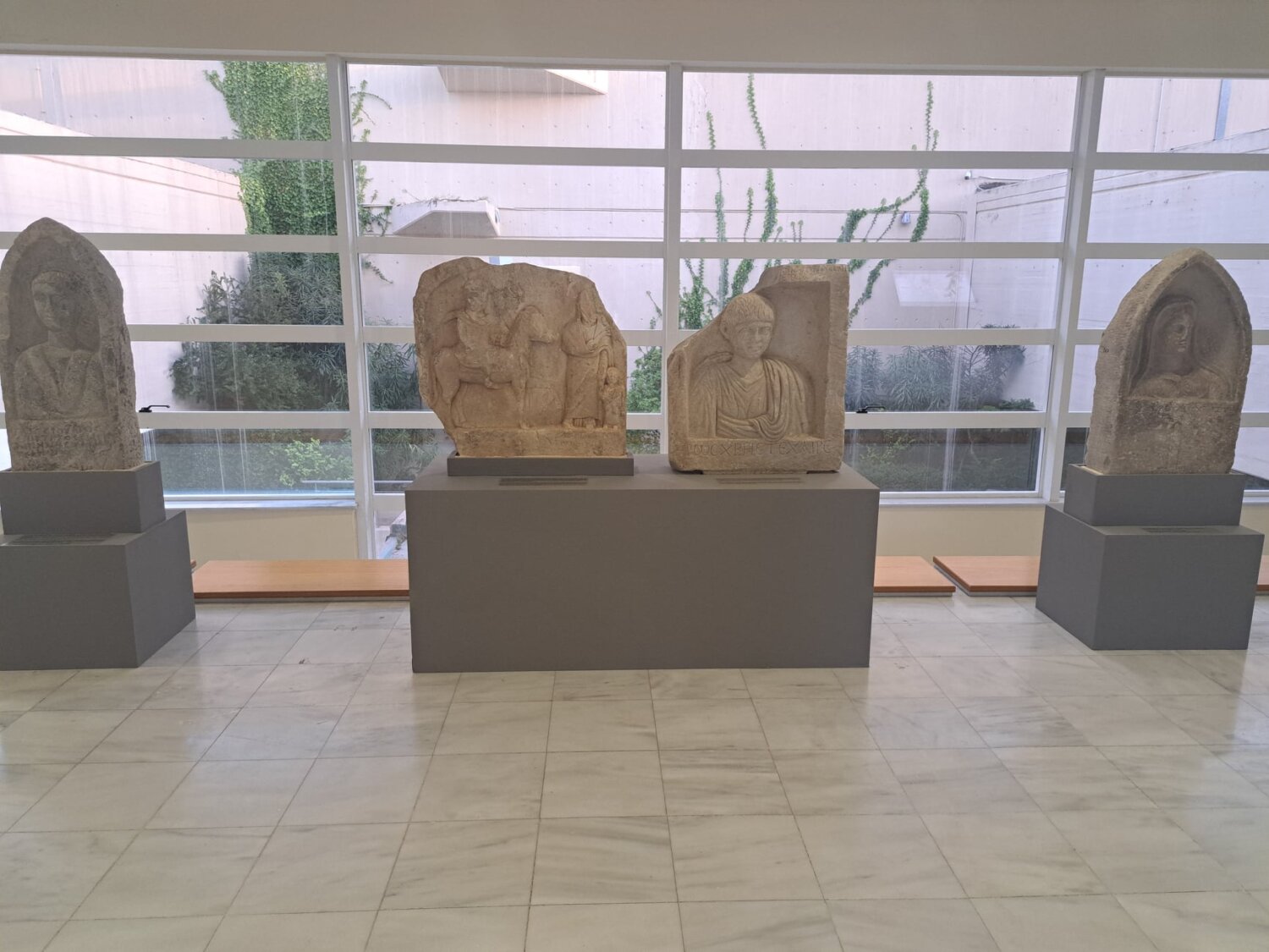 «Οι ρωμαϊκές επιτύμβιες στήλες του Διαχρονικού Μουσείου Λάρισας ...