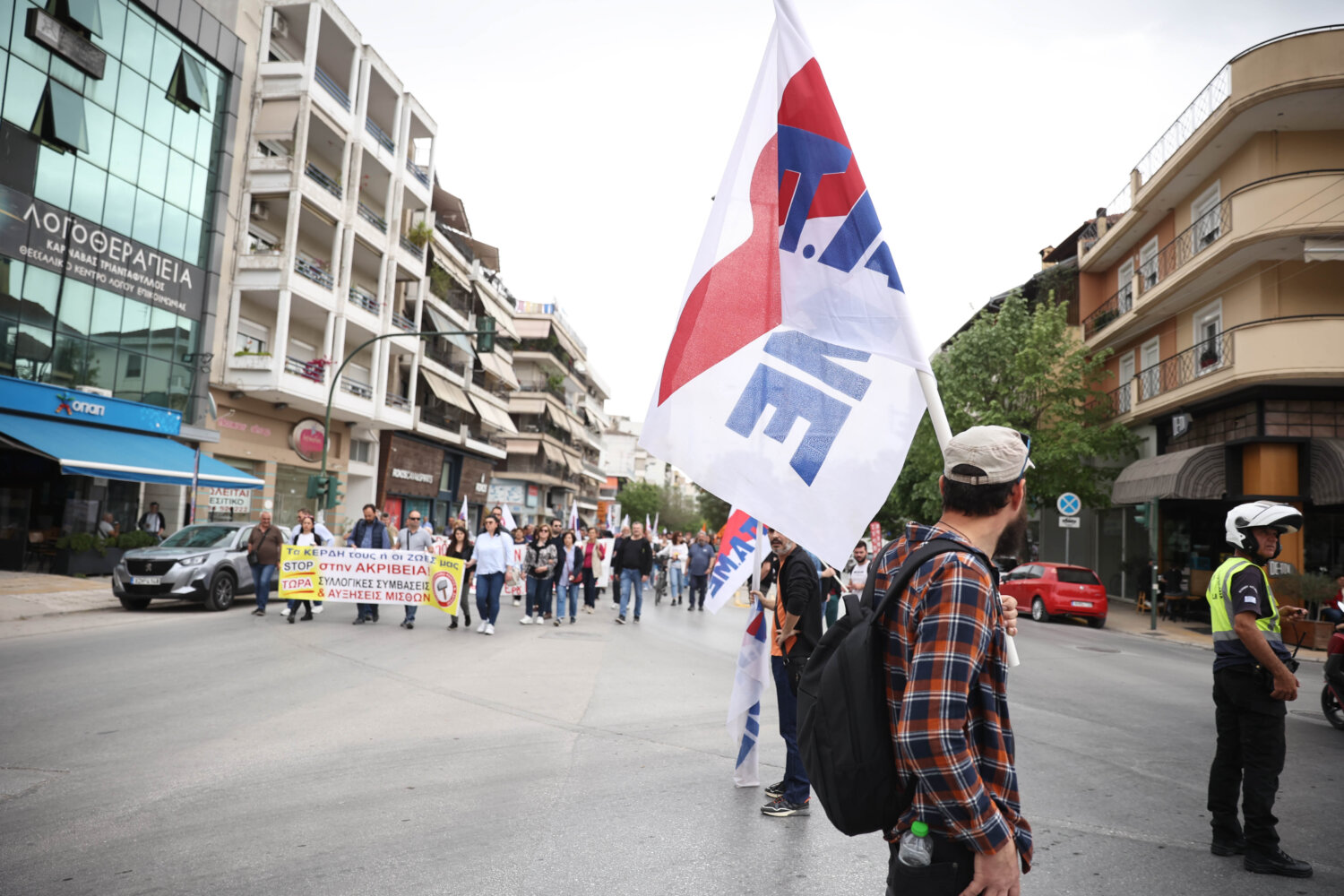Λάρισα: Έξω από την 1η Στρατιά η απεργιακή πορεία - Συνθήματα, πυρσοί ...