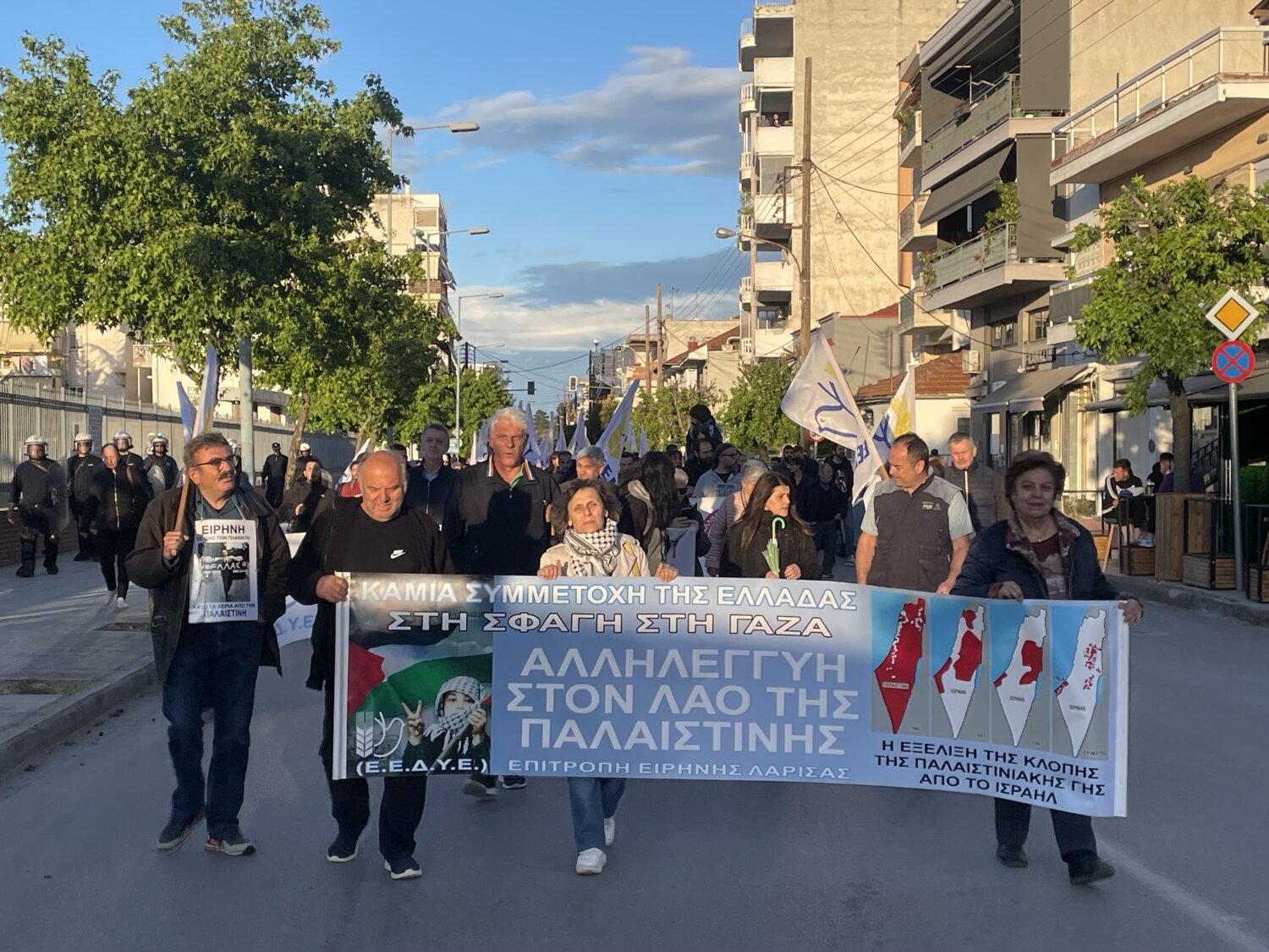 Πορεία Ειρήνης σε ΑΤΑ και 1η Στρατιά (φωτ. & βίντεο) - larissanet.gr